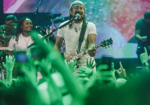 Bahia.ba | Bell Marques relembra antigos sucessos e saúda fãs na Virada ...