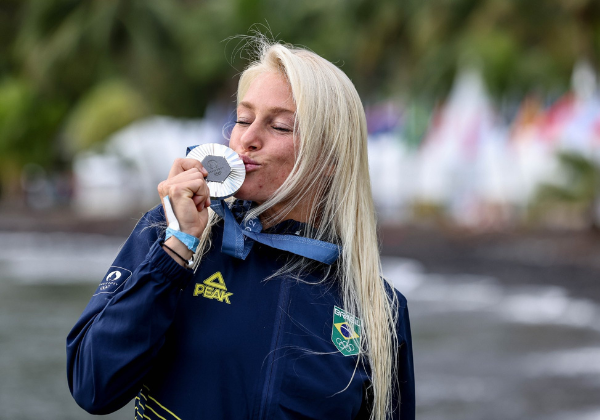 Bahia.ba | Tati Weston-Webb conquista medalha de prata no surfe feminino