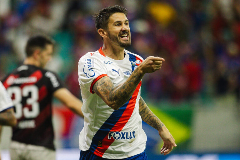 Bahia.ba | Com dois de Everaldo, Bahia bate o Athletico por 3 a 0 e ...